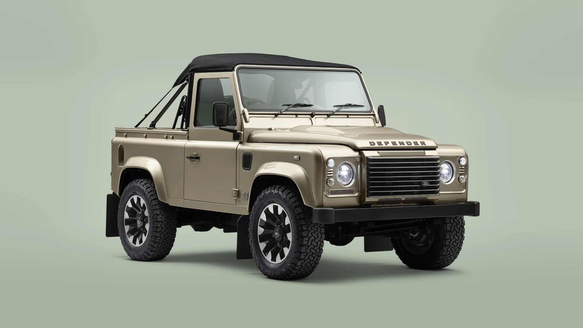 Land Rover revive una leyenda: el Defender V8 Soft Top regresa con toda ...