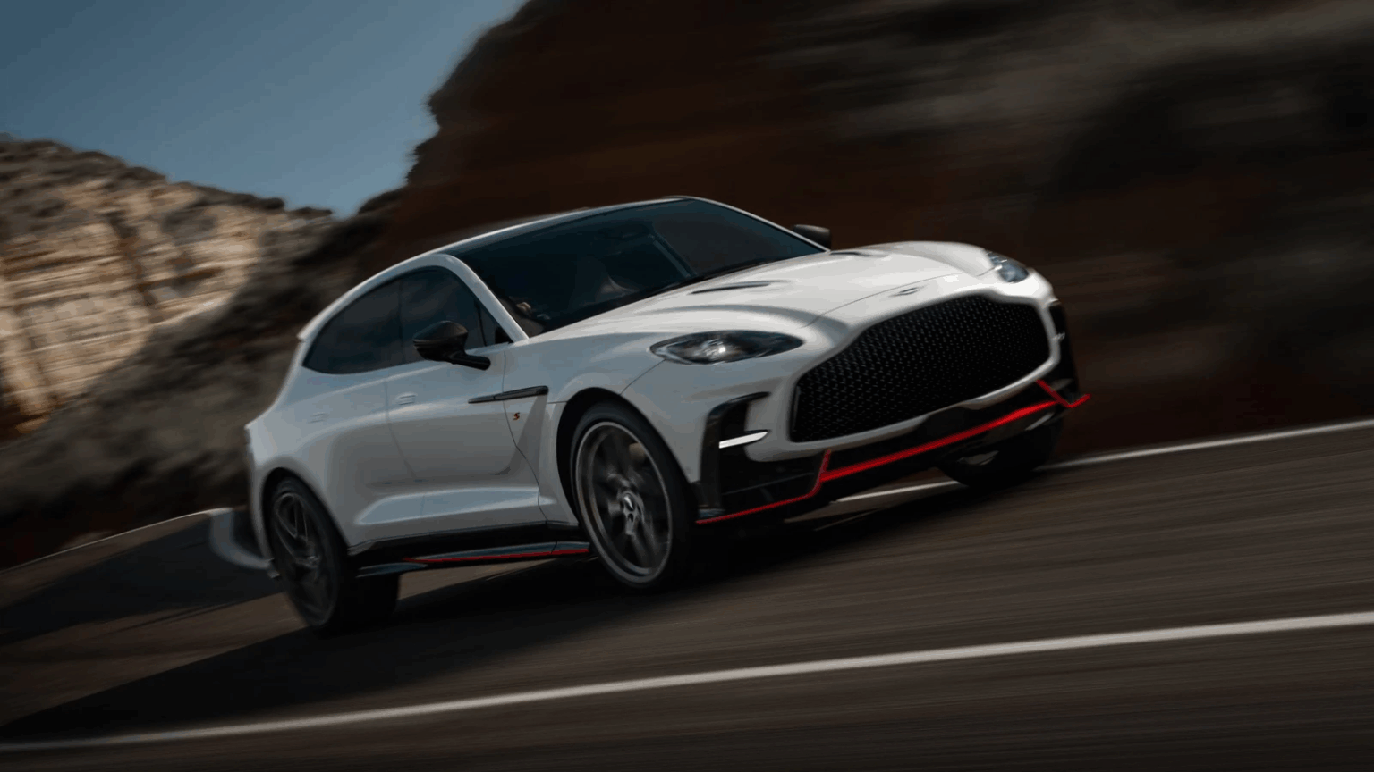 Aston Martin DBX 707 2025: Más poder, menos peso y un lujo sin ...